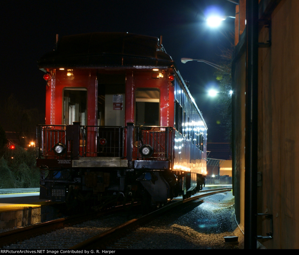 NS 32 alone in the dark at KEmper St. Station... but not for long